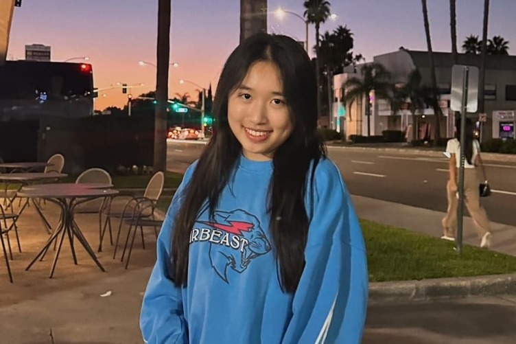 Jenny Huỳnh mặc áo dài, làm điều đáng tự hào tại Mỹ