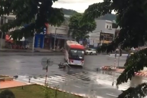 Thót tim: Thanh niên đi xe máy chui thẳng gầm ôtô khách